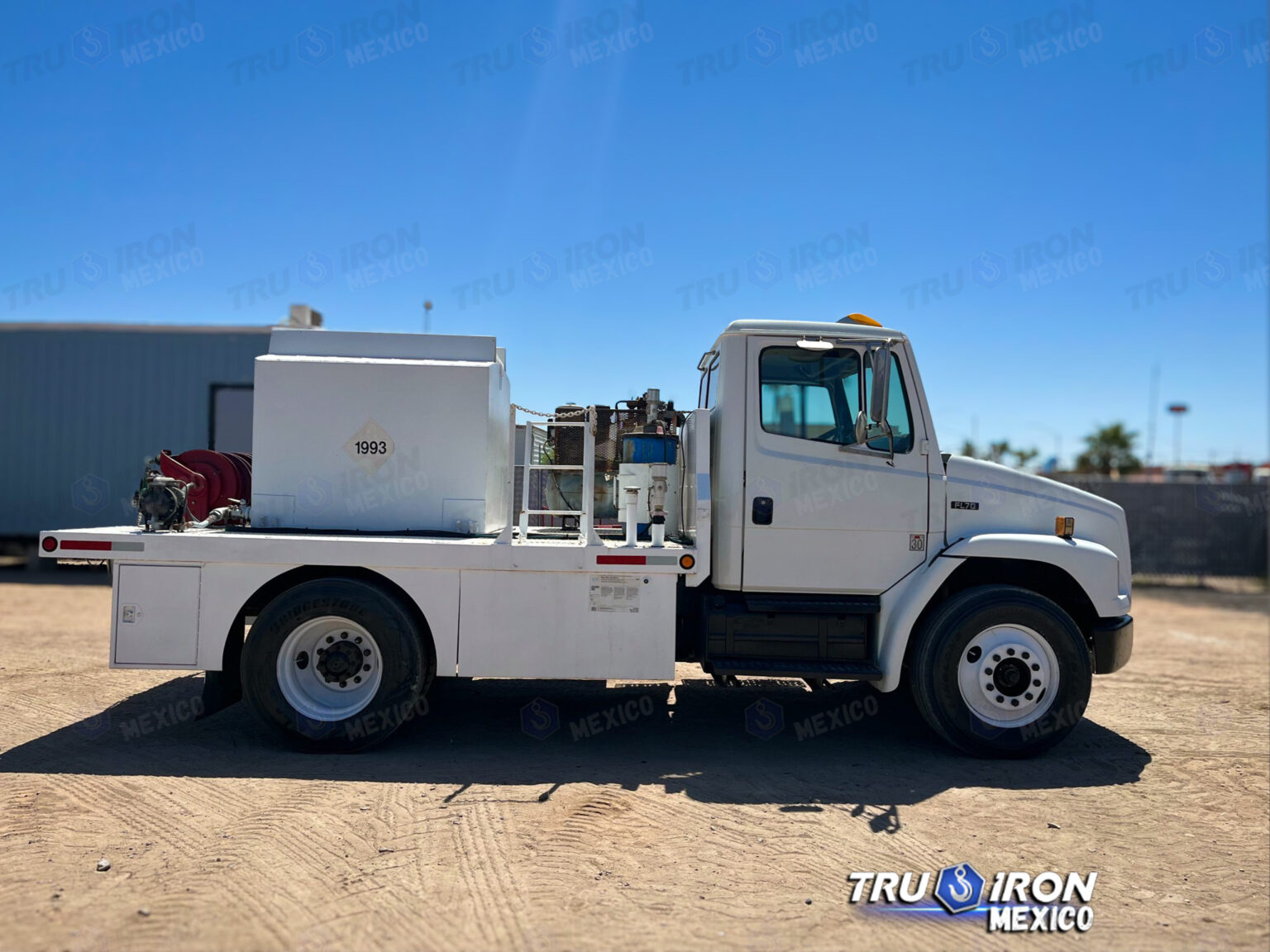 Camión de Servicio 1997 Freightliner FL70 - TRU IRON